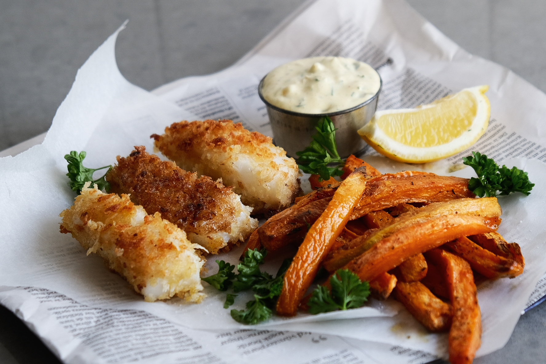 Frasiga fiskpinnar med rostad sötpotatis och remouladsås - Falksalt